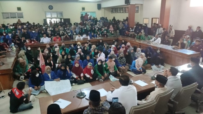 Pengunjuk Rasa Desak DPRK Hadirkan Bupati Shabela – LINTAS GAYO Pengunjuk Rasa Desak DPRK Hadirkan Bupati Shabela – LINTAS GAYO